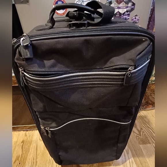 Samsonite | Other | Samsonite Carry On Bag 2247 Has 2 Wheels ...